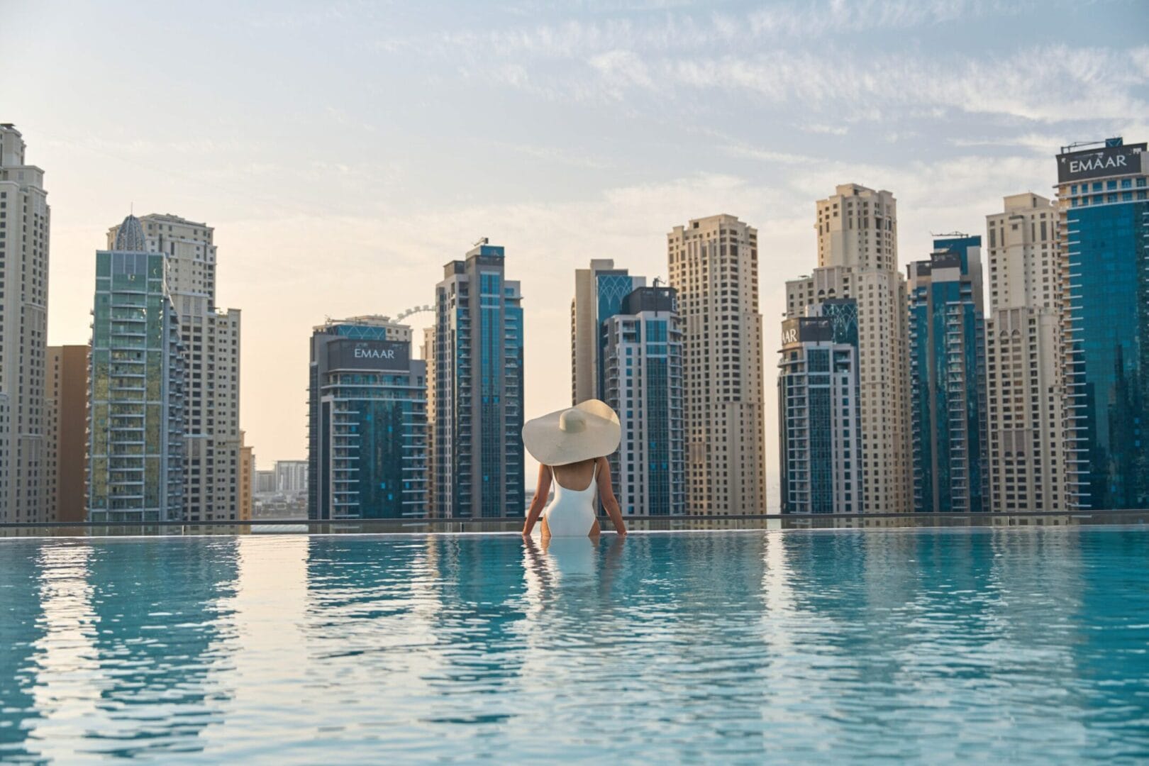 Pool Bar - Vida Dubai Marina & Yacht Club - dizzer