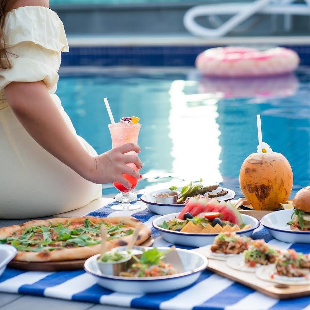 The Shelf Pool Bar - Radisson Blu Hotel Dubai Canal View - dizzer
