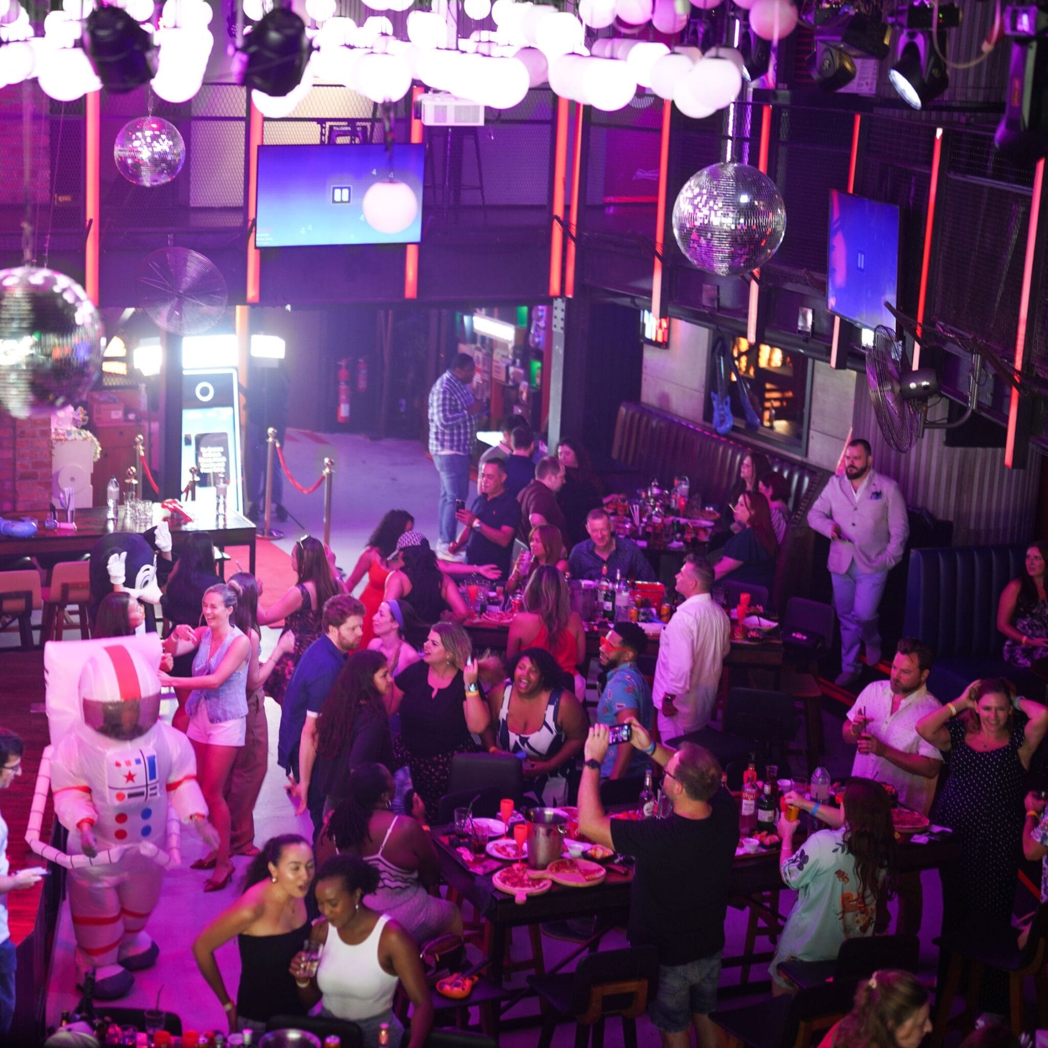 RETRO BRUNCH - Lucky Voice - Grand Millennium Dubai - dizzer