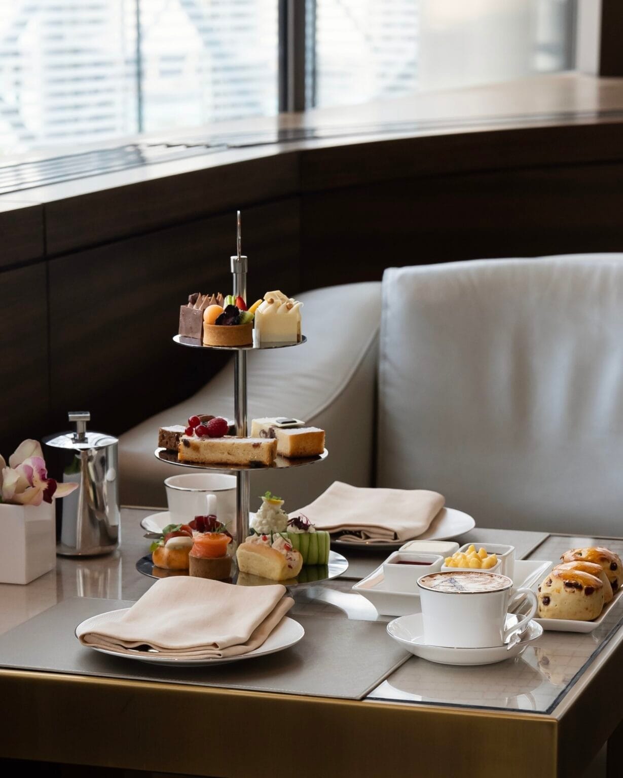 Armani Afternoon Tea - Armani Lounge - Armani Hotel Dubai - dizzer